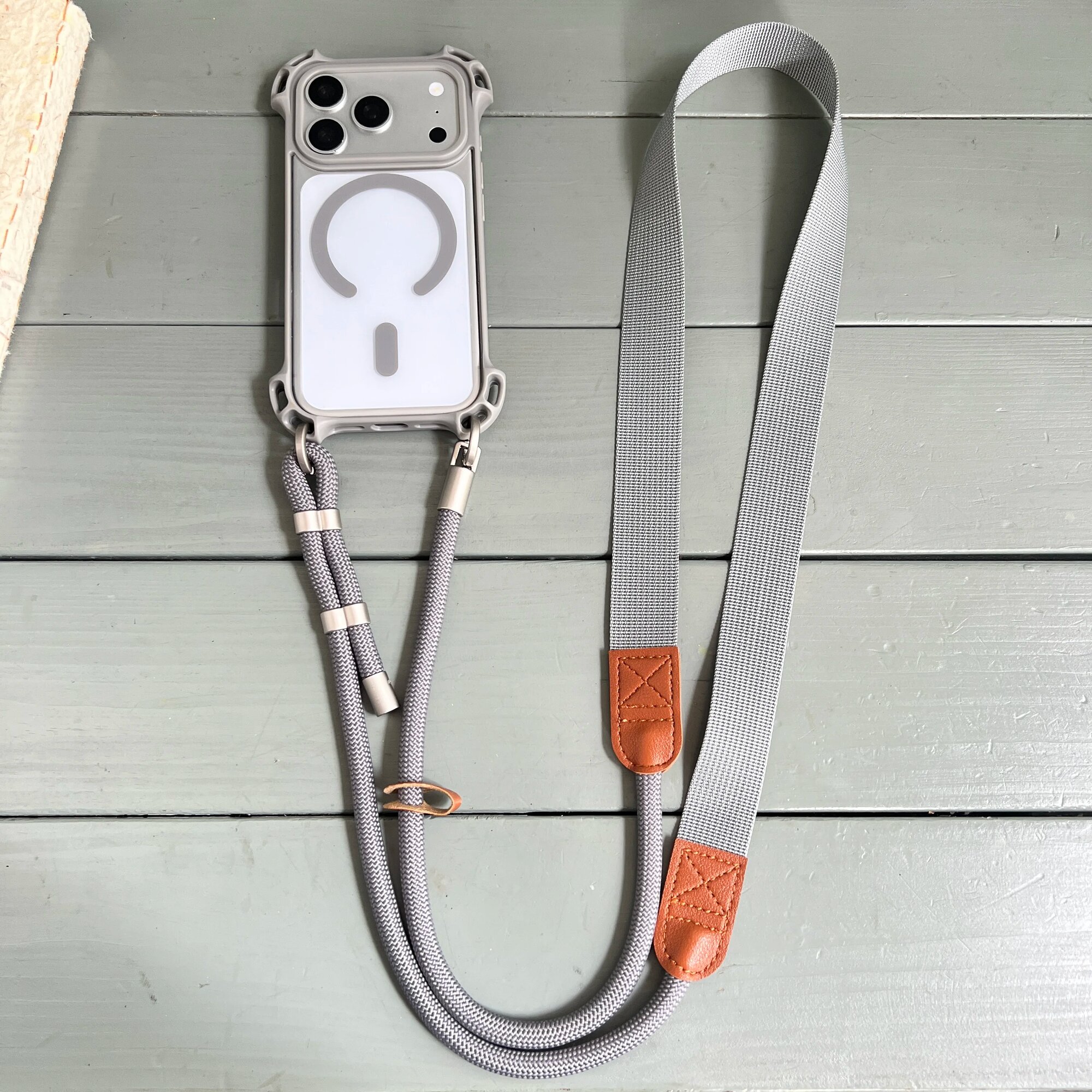 Чехол-брелок для iPhone 16 Gray