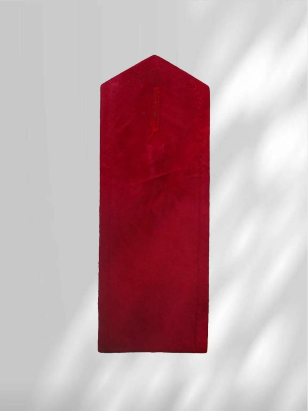 Эполеты школьной формы, доска с красным светом