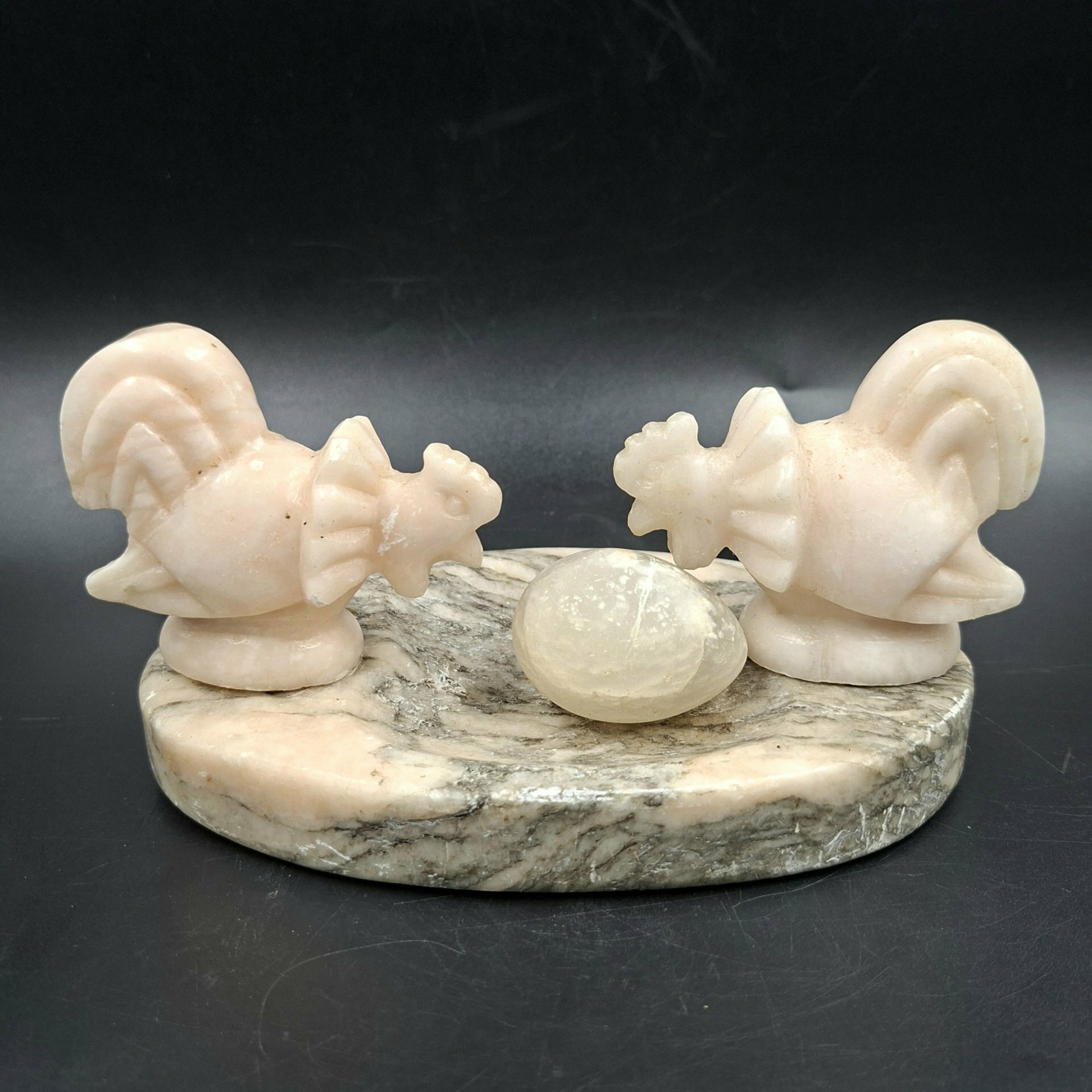 Украшение настольное (мелочница) "Курицы с яйцом", камень, СССР, 1960-1990 гг.