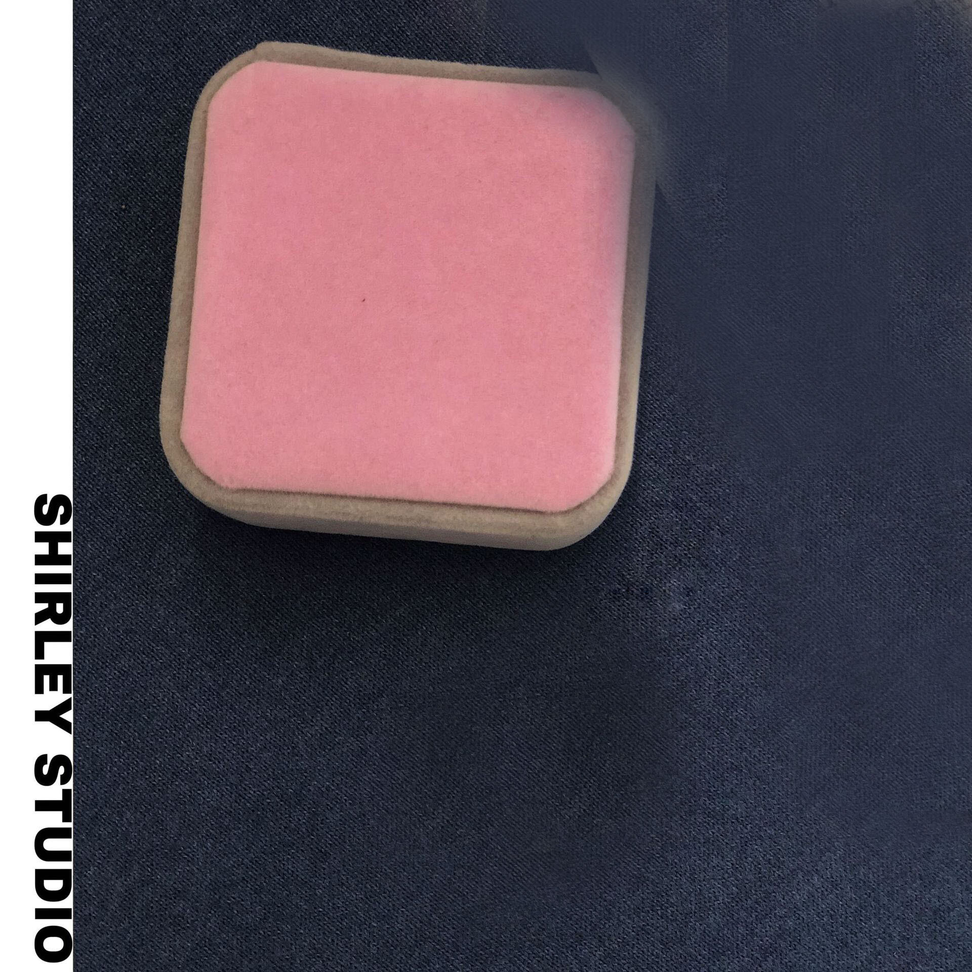 Стильная розовая и серая бархатная коробка для ювелирных изделий - компактный кейс для ожерелий и колец - 7x7x3.7 см