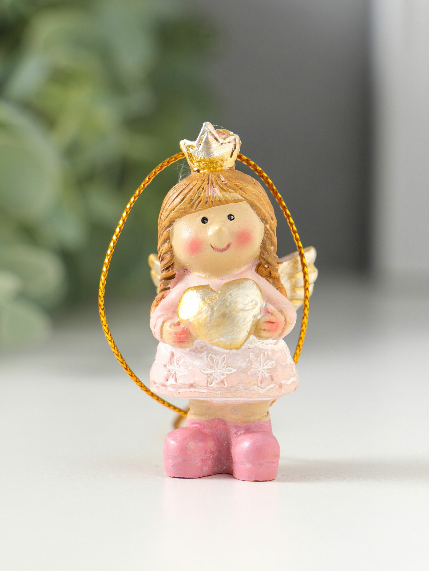 Фигурка - подвеска полистоун "Малышка-ангел в розовом платье, с сердцем в руках", ёлочная игрушка, 3x2.5x5.5 см
