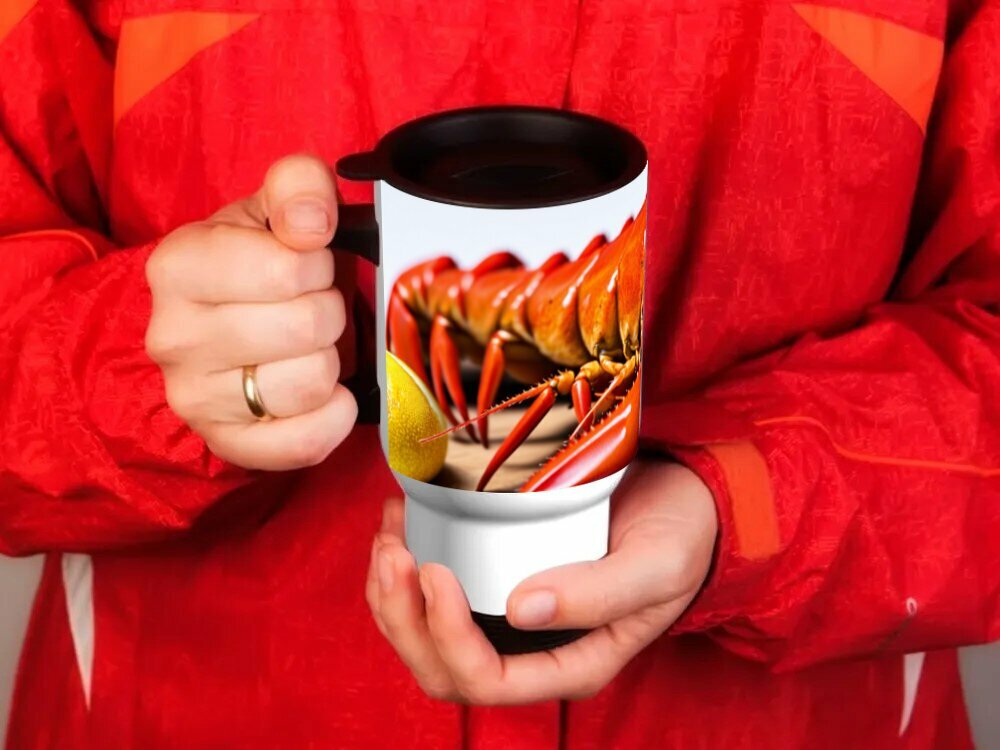 Тремокружка для авто с принтом "Рак-омар, ярко-красного цвета, расположен на деревянной доске. Вокруг него свежая зелень, ломтики лимона и морская соль. На заднем плане виден." 0.5 л.