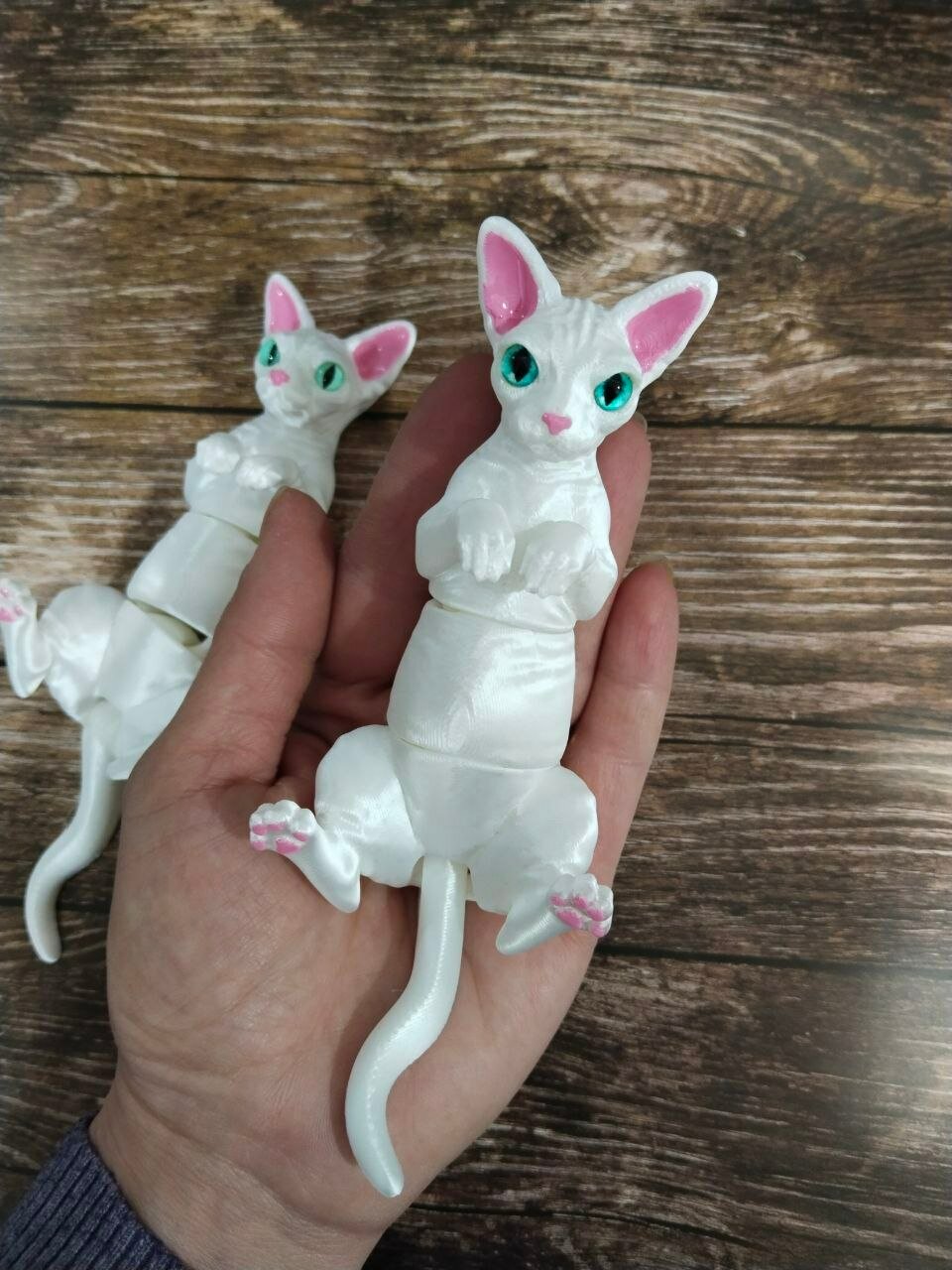 Подвижный кот сфинкс. Магнит на холодильник. 3D печать.16 см. Белый перламутровый цвет. Ручная роспись. Сделано в России