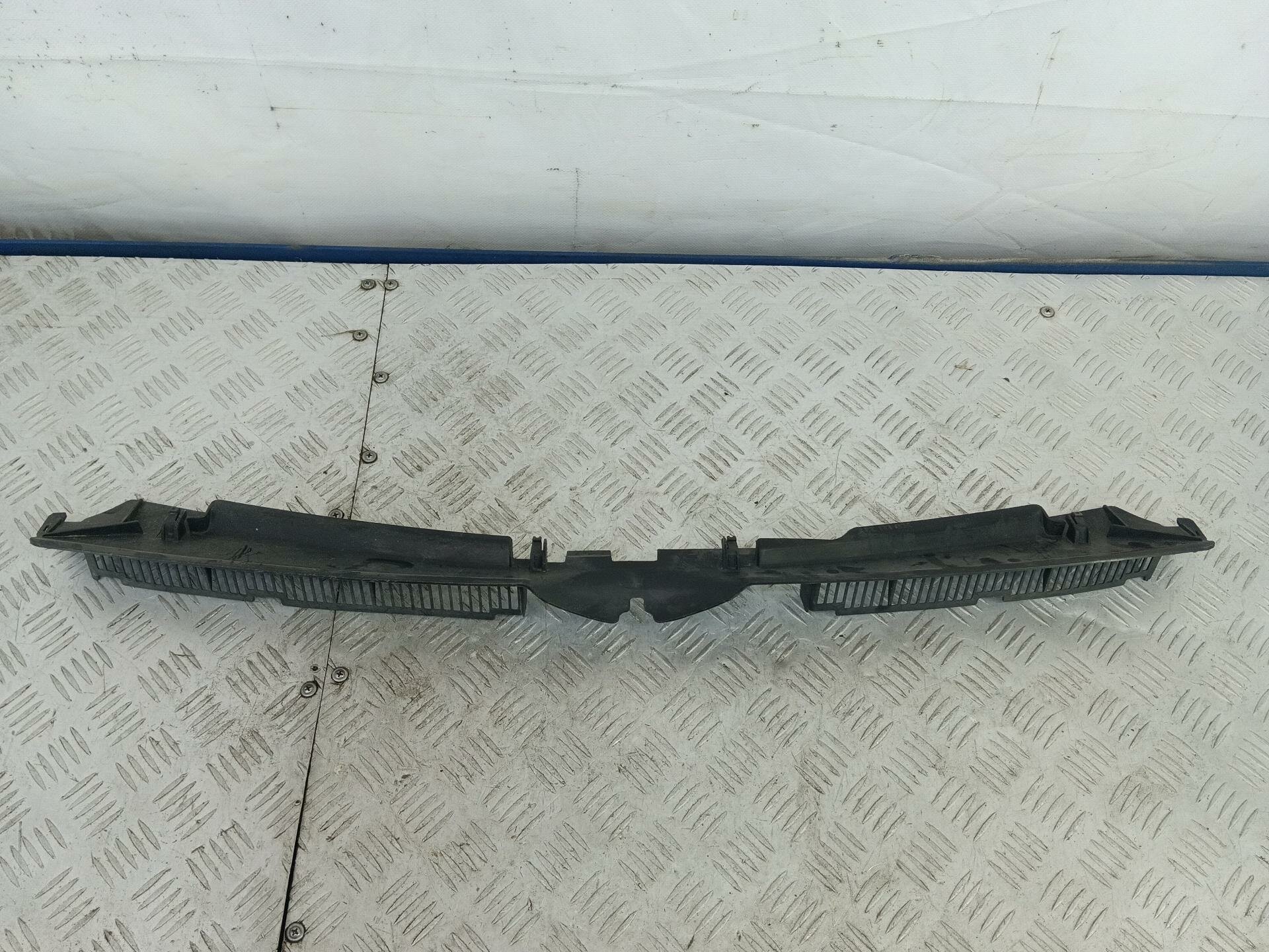 Дефлектор радиатора Volkswagen Passat B6 (2005 - 2010) 3C0121329