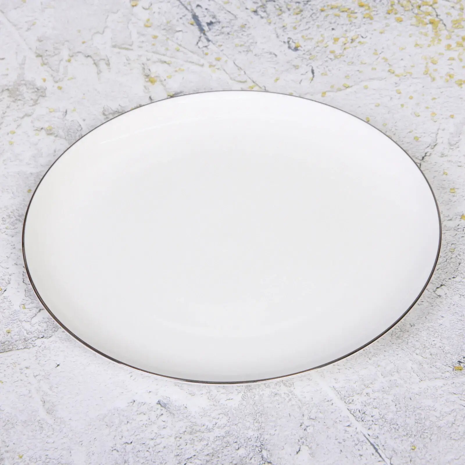 Тарелка фарфоровая «White magic Silver» 26см, элегантный дизайн, белая с серебристым ободком