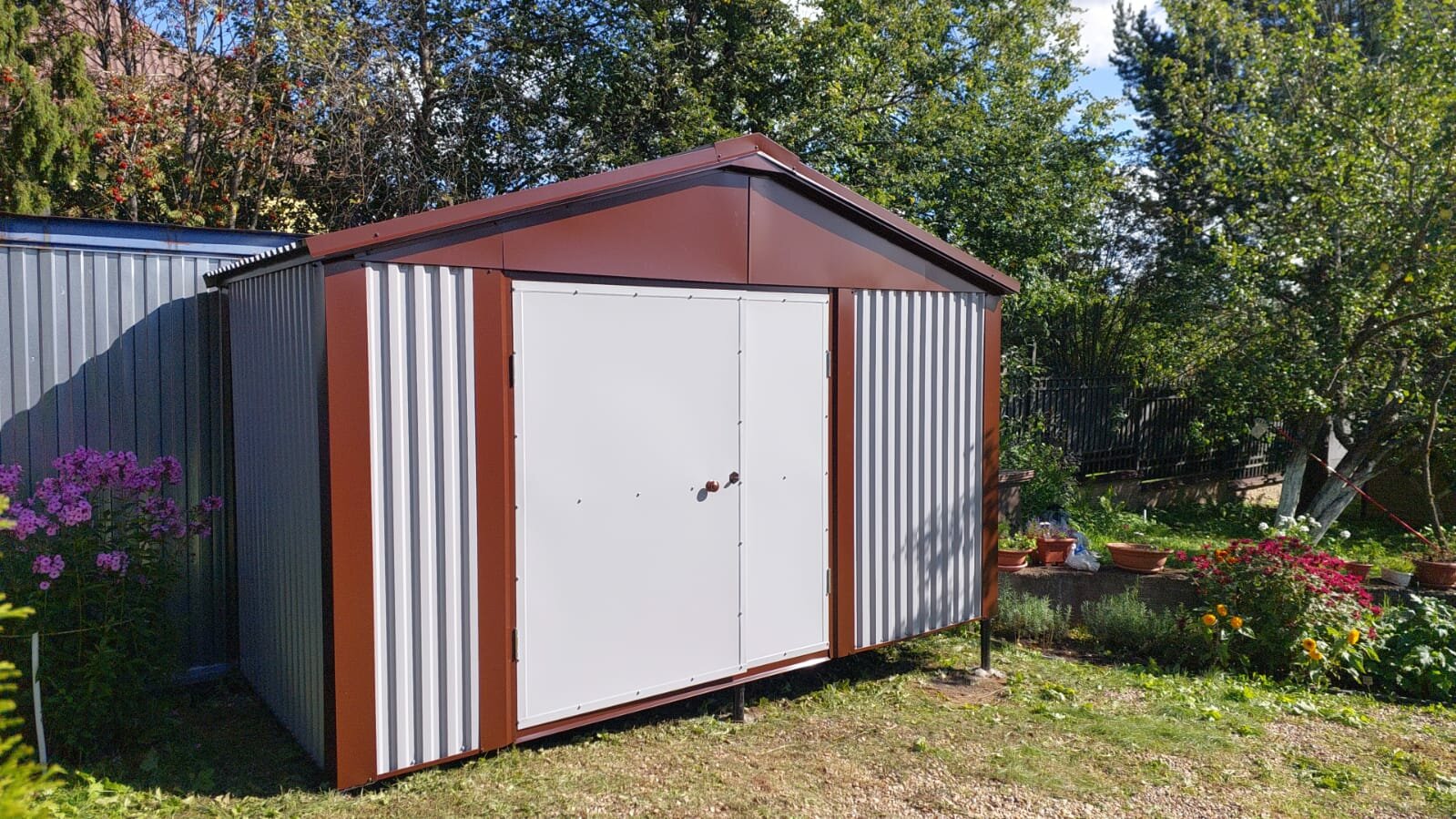 Металлический хозблок 3,84х1,85м, дверь 180 см, с установкой на сваи, с полом металл.