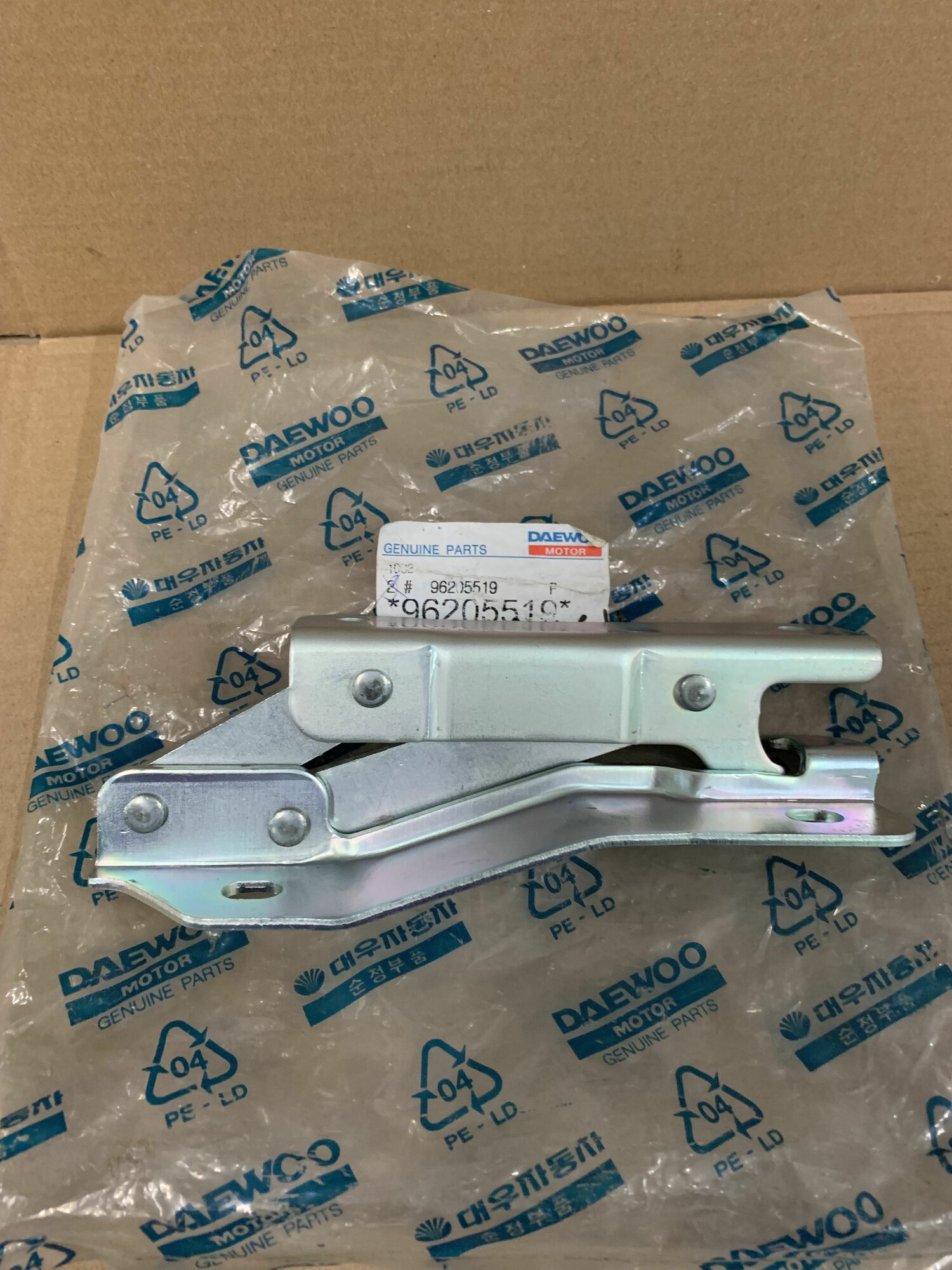 Петля капота правая, арт. 96205519, производитель GM Korea, цена за 1 шт.