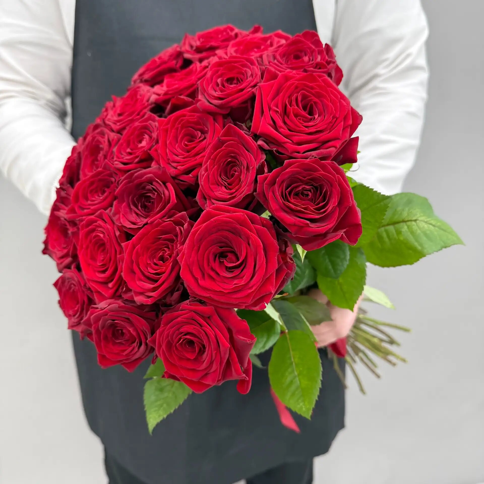 Монобукет Flowerstorg N1268, роза красная, высота 50 см, 25 штук, под ленту