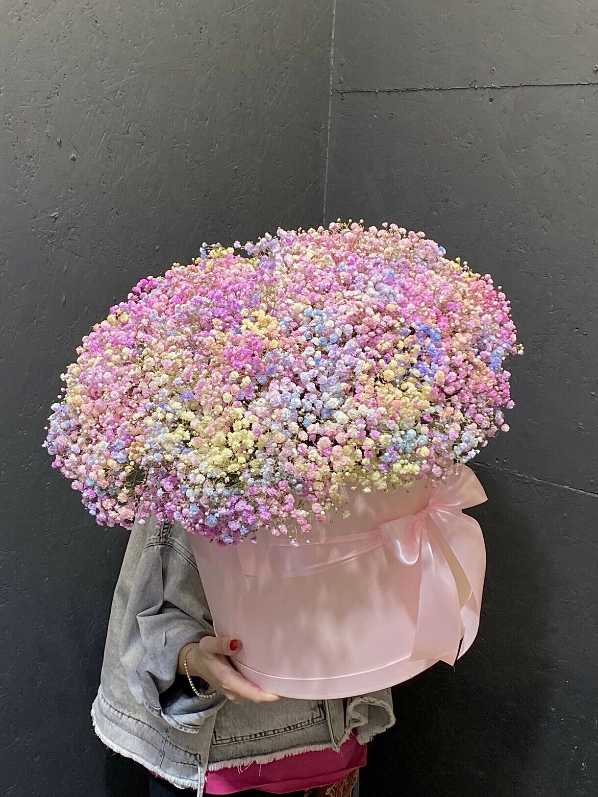 Гипсофила "Радужная", в композиции, 51 цветок, в большой коробке