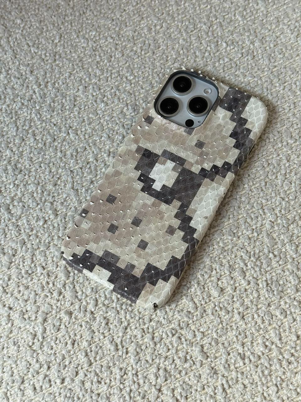 Серый чехол из пиксельного питона на iPhone 16 Pro Max