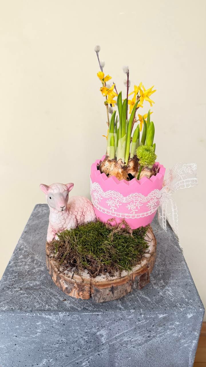 Пасхальная композиция с ягненком, нарциссами, ветками вербы и форзиции