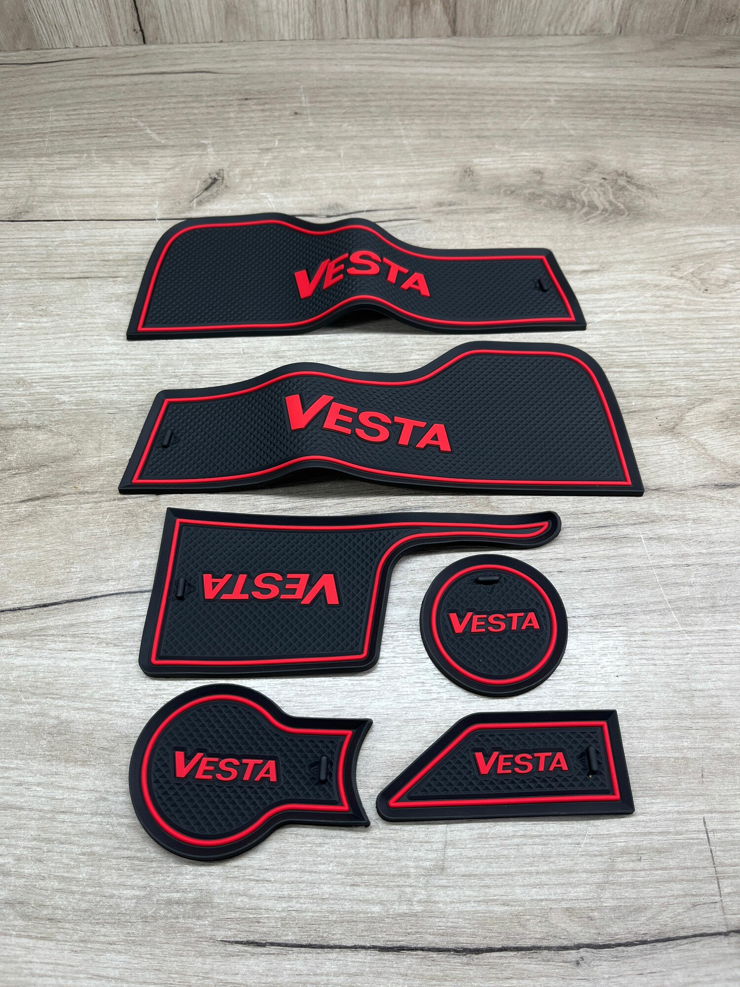 Комплект ковриков панели приборов и консоли Лада Веста (Vesta)2180-2181 черно-красные, противоскользящие, 6 штук