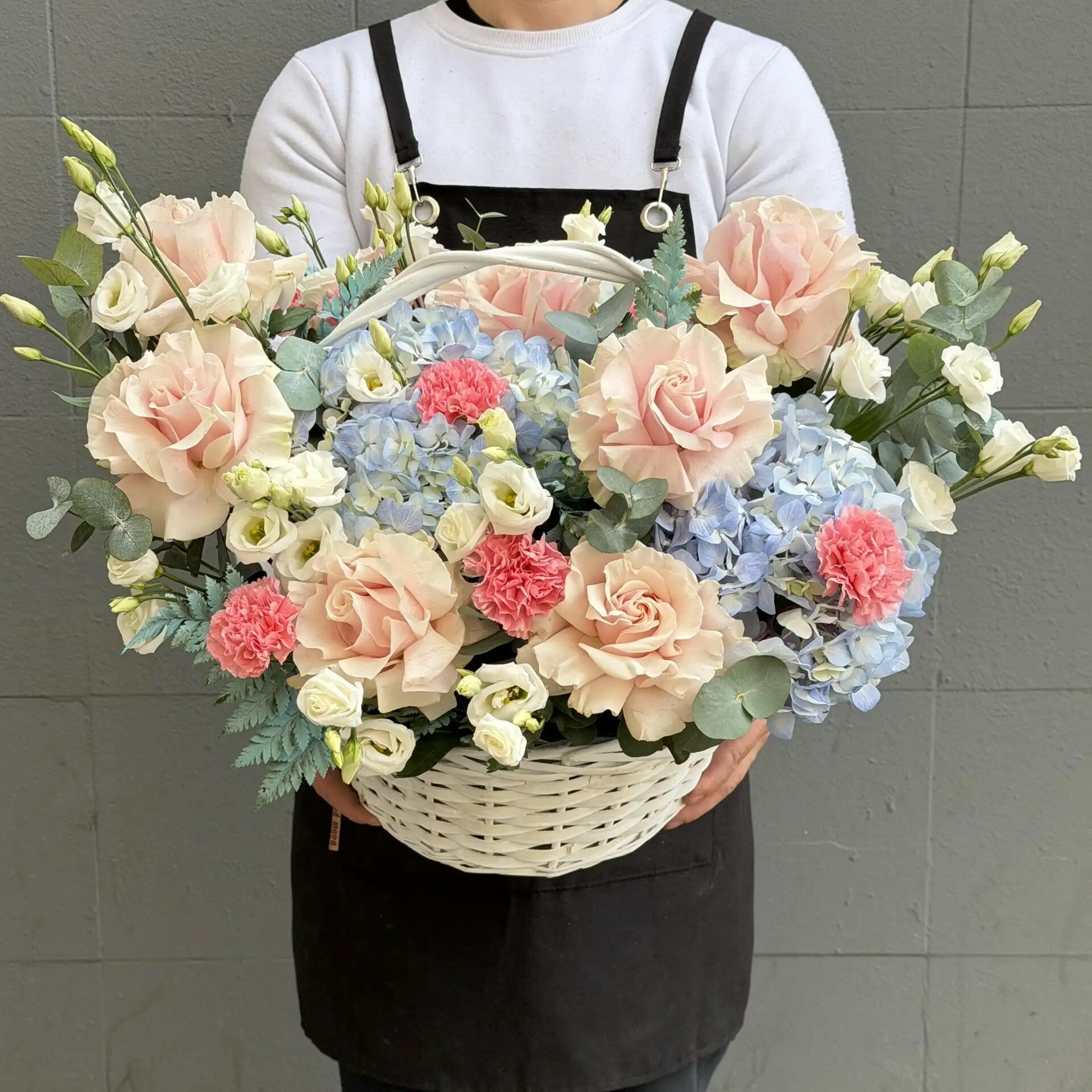 Композиция в корзине Rybe-Flowers, розы, гортензии, гвоздики, эустомы, белая/голубая/разноцветная