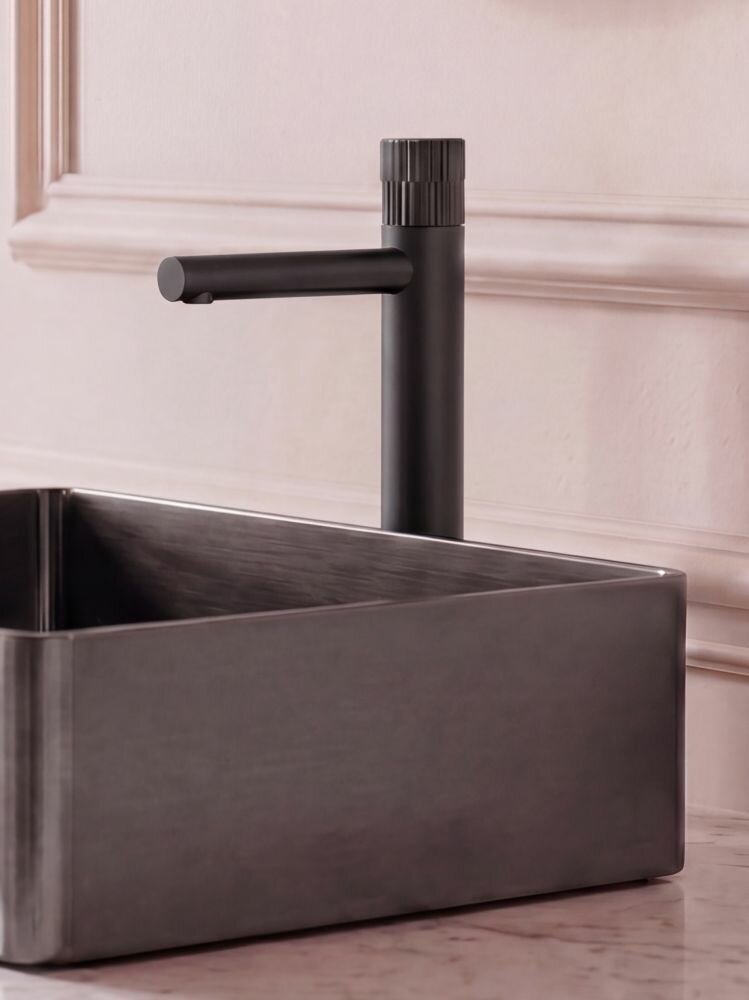 Смеситель для накладной раковины высокий ALTROBAGNO, черный матовый