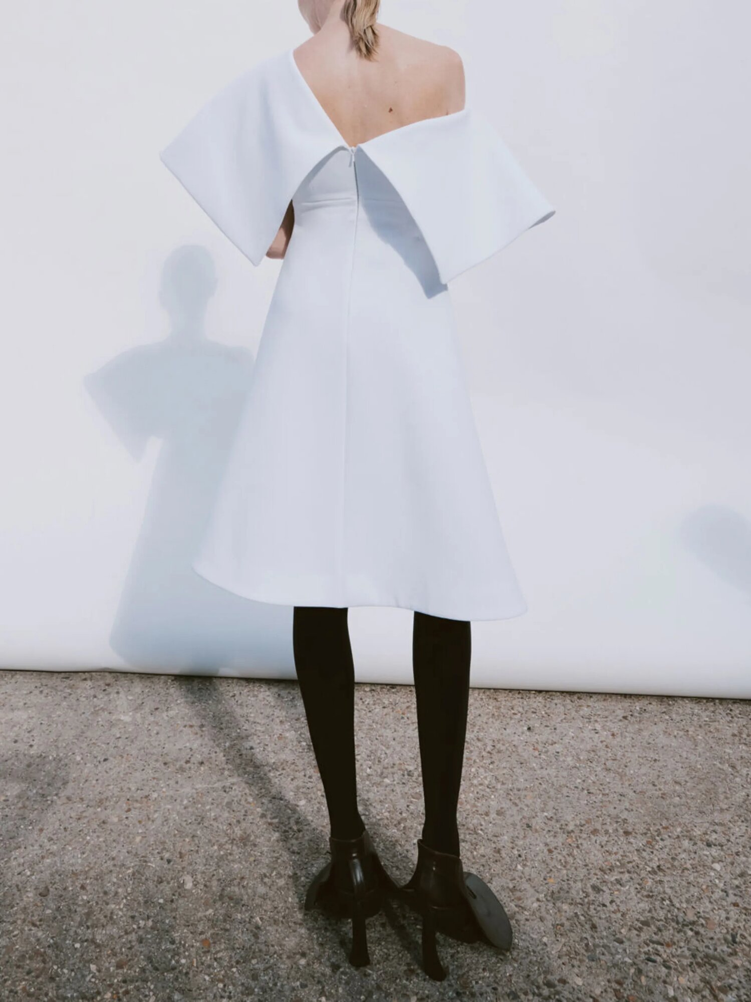Платье A.W.A.K.E.MODE Off-shoulder oversized-collar mini dress, размер 36, бежевый/белый — фото 1