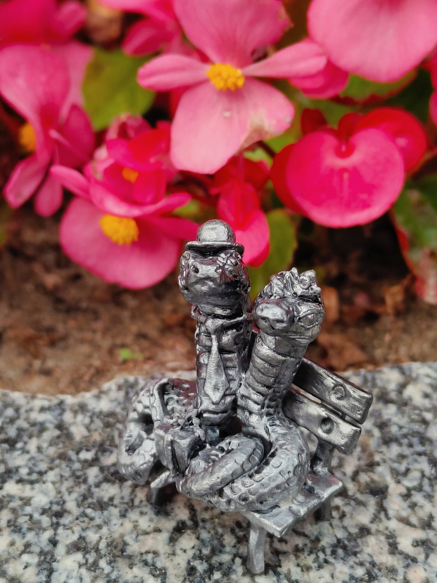 Декоративная фигурка "Змейки на скамейке" из олова, подарок на любой праздник. Статуэтка для интерьера