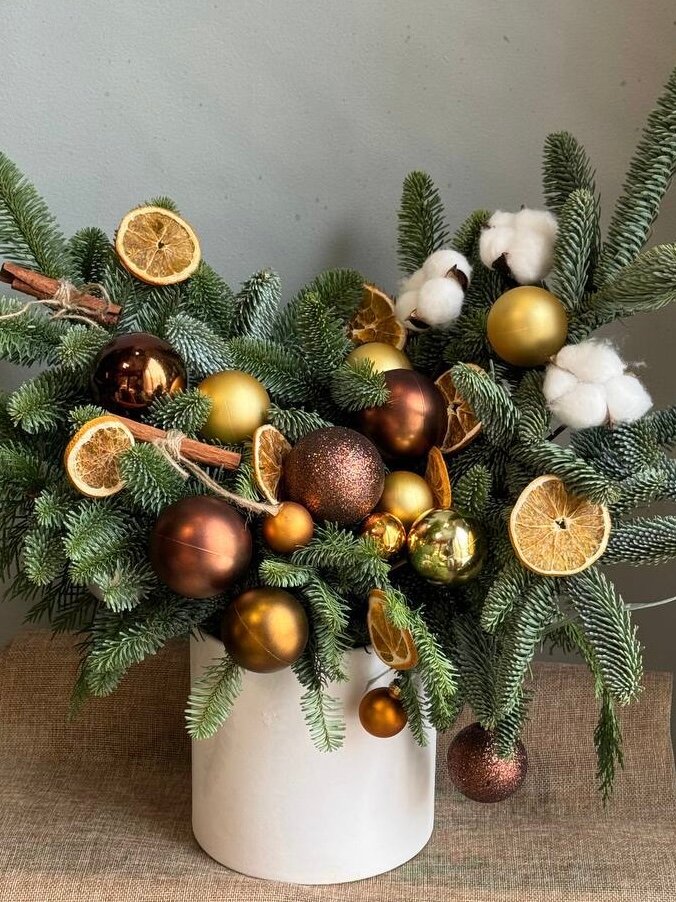 Новогодняя композиция на стол с апельсинами и корицей в белой коробке