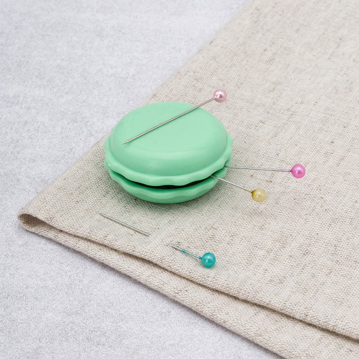 Игольница магнитная в форме знаменитого пирожного макарон, Hobby&Pro