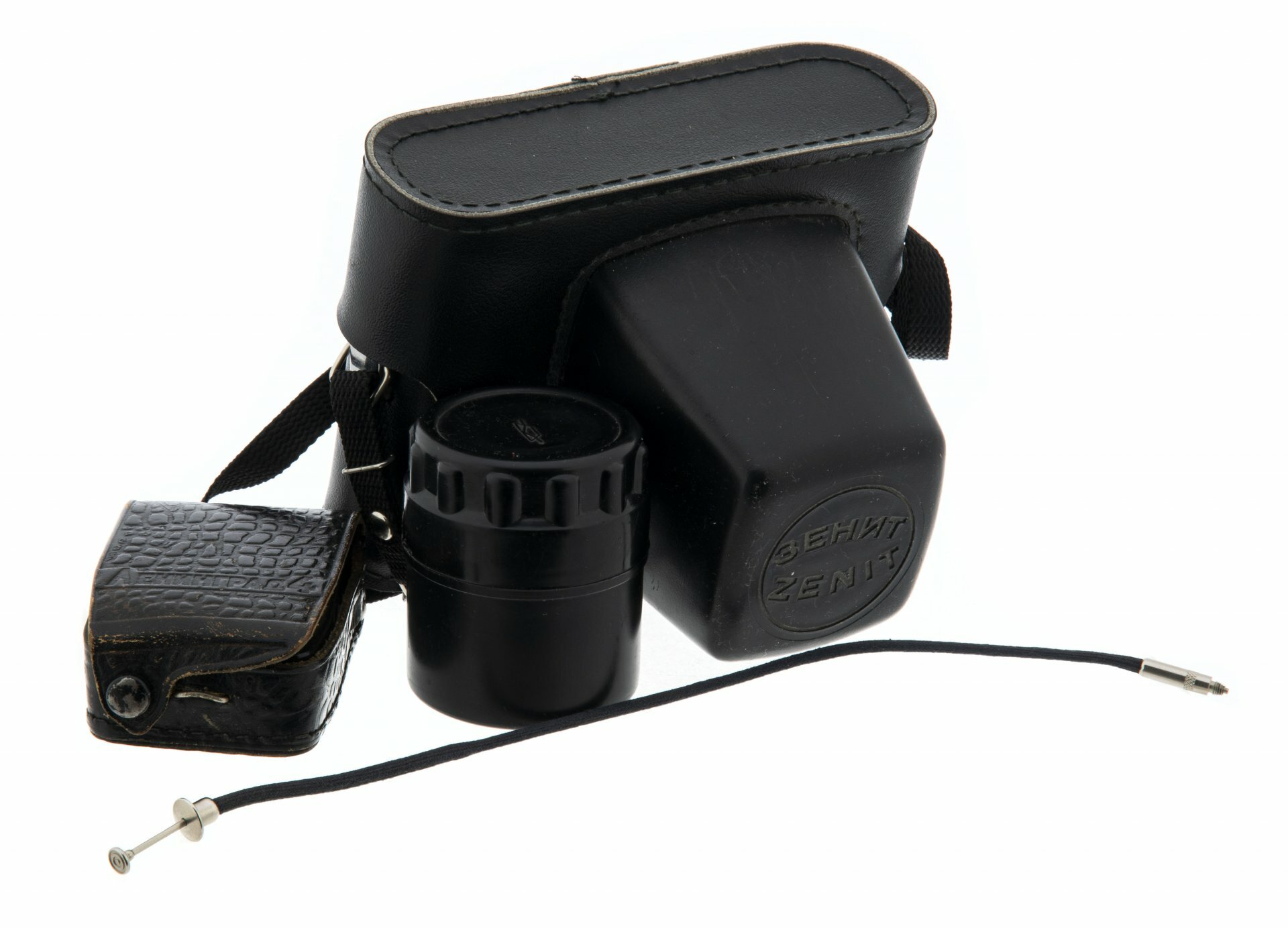 Фотоаппарат пленочный "Зенит-B" с объективом "Гелиос-44-2 + с аксессуарами ", Оптико-механический завод "Зенит", СССР, 1965-1982 гг