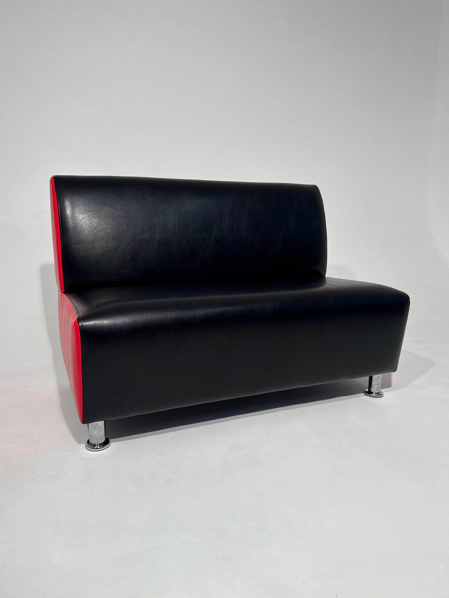 Диван офисный Вегас без подлокотников, механизм Нераскладной, 110х67х77 см, чёрно-красный