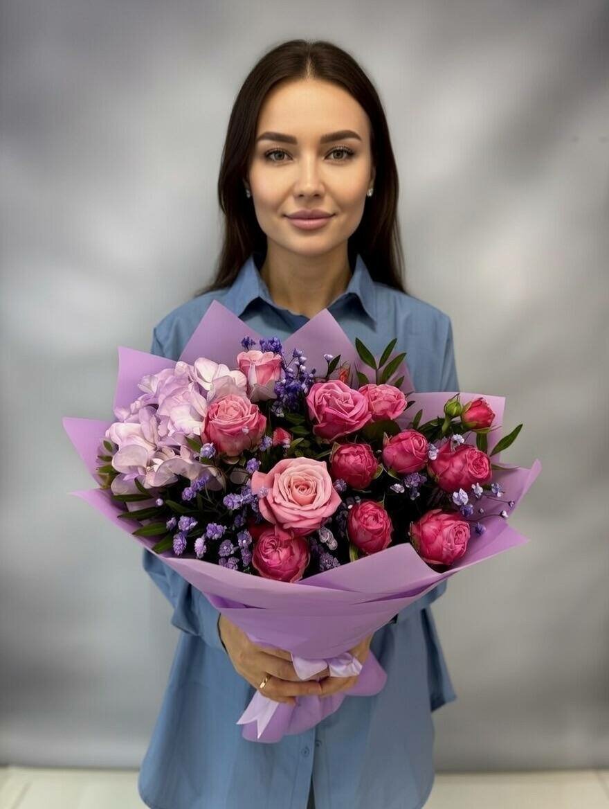 Авторский букет, роза кустовая пионовидная Леди Бомбастик, гортензия, гипсофила, пистация, ширина 30см
