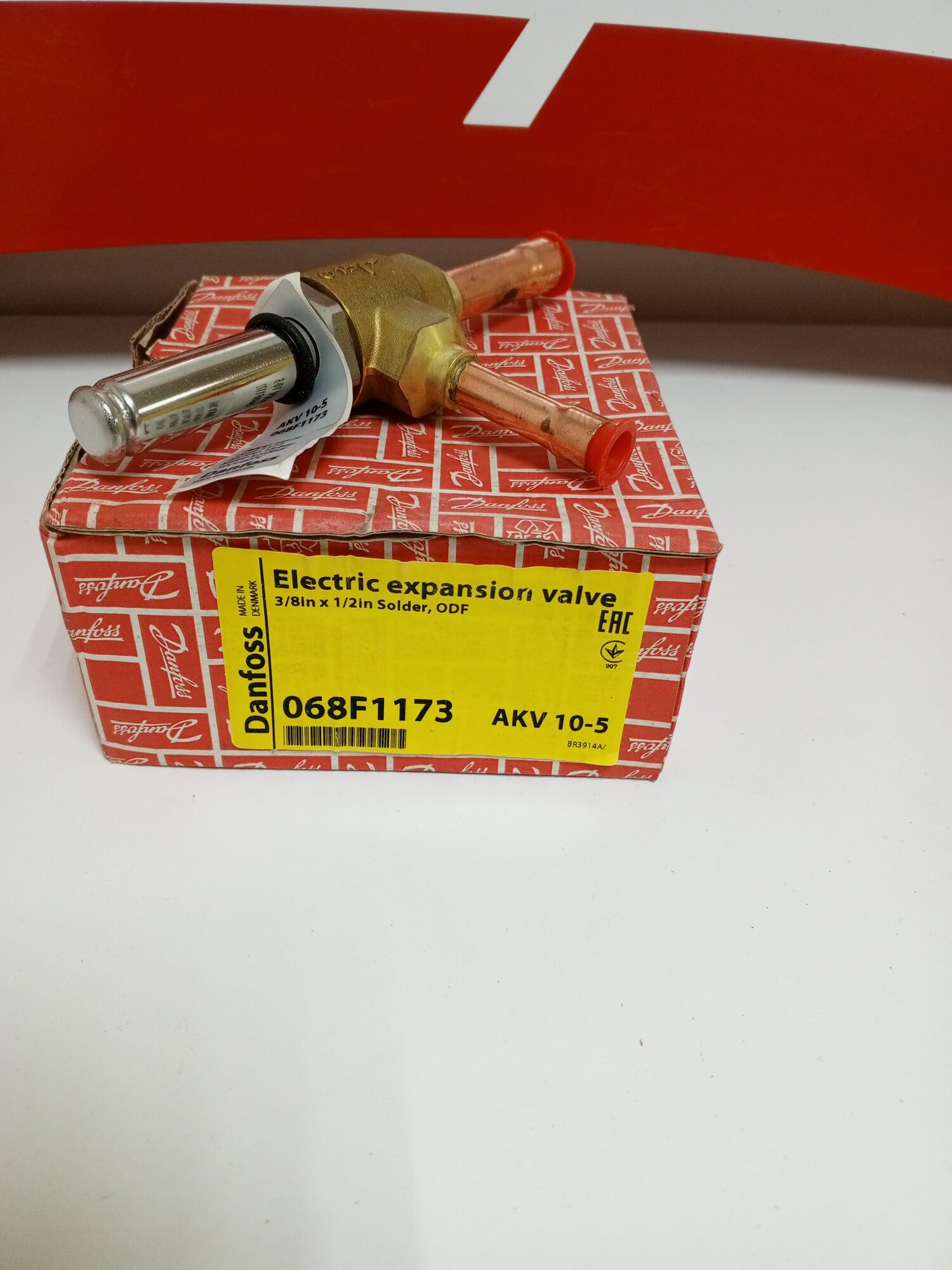 068F1173 AKV 10-5 Клапан терморегулирующий с электроприводом Danfoss