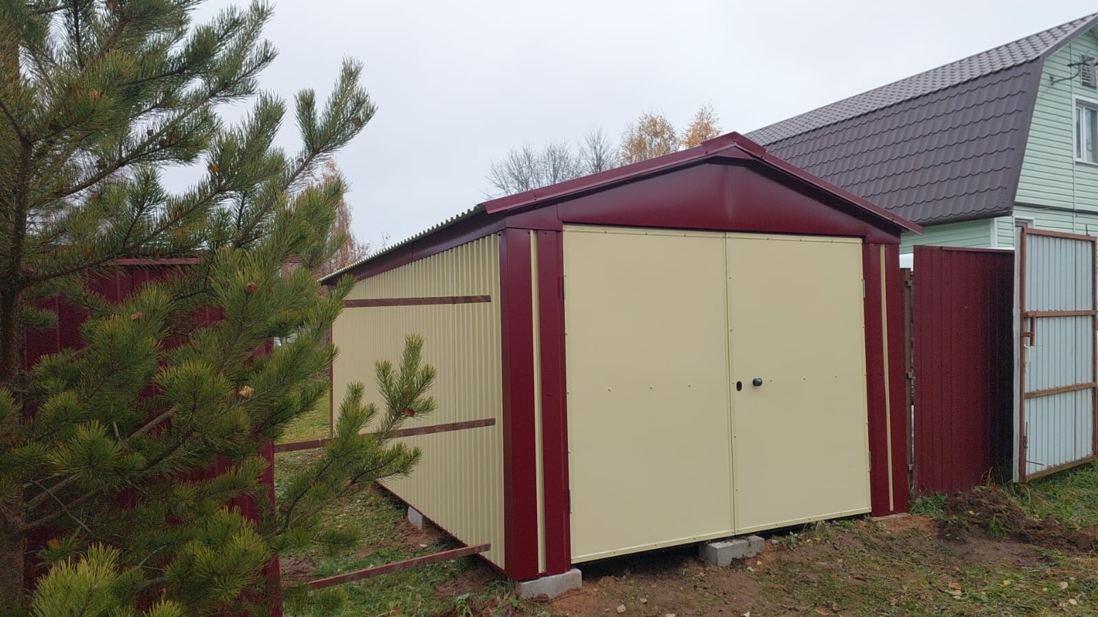 Гараж металлический 3х6х2,6м с распашными воротами 2,5х1,96м, с установкой на блоки.