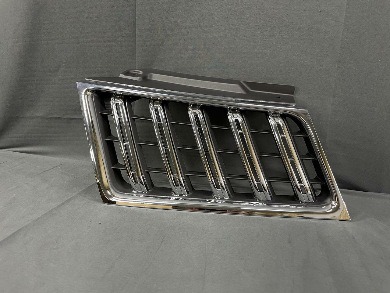 Решетка радиатора левая Mitsubishi LWMB22007L