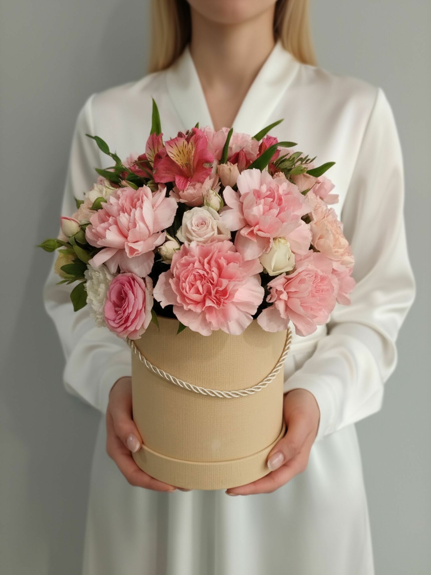 Цветы в коробке "Цветочный сон", розовый, 20х25 см, альстромерия, роза, диантус