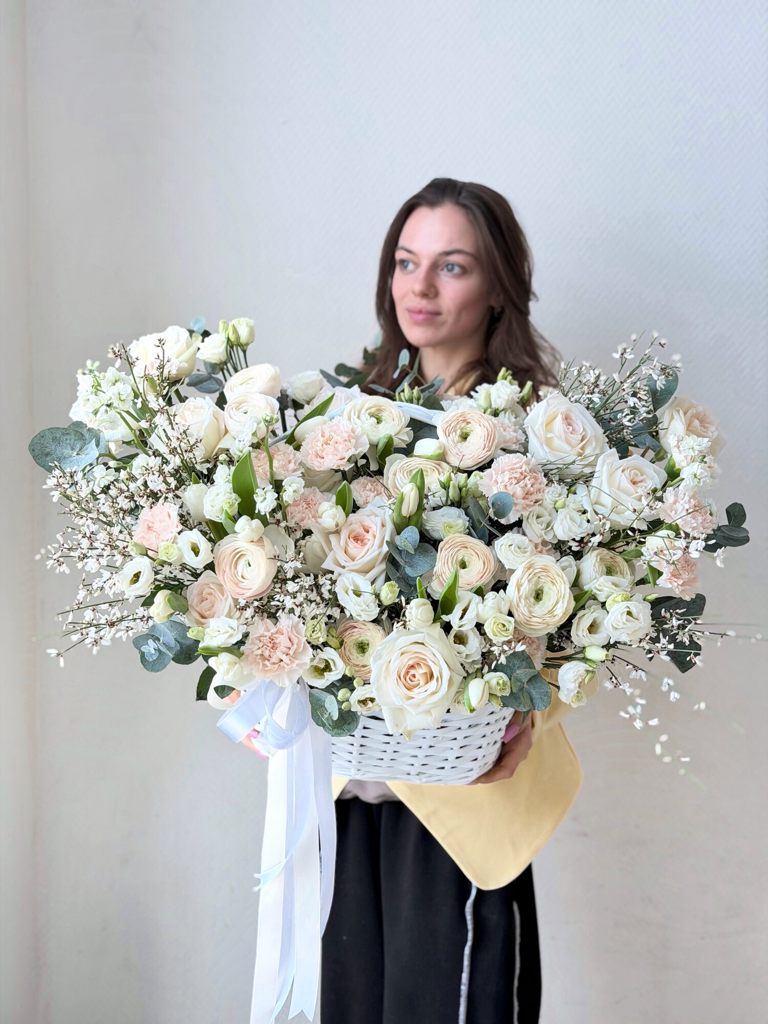 Корзина Maxi "Весенние цветы", тюльпаны, ранункулюсы, розы, Гениста, матиола, Эустома