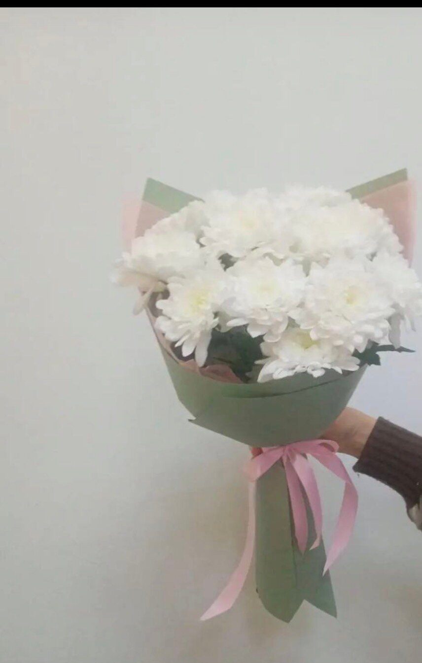 Букет из 3 кустовых белых хризантем