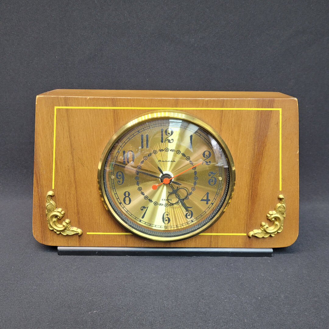 Часы настольные "Янтарь", кварцевые, дерево, рабочие. Винтаж, СССР.