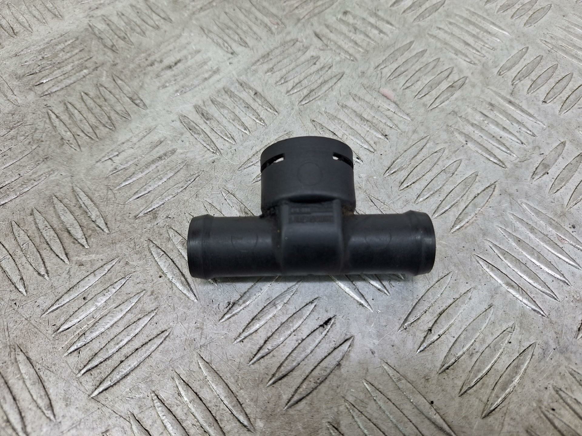 Фланец (тройник) системы охлаждения Volkswagen Transporter T5 рест. (2009 - 2015)