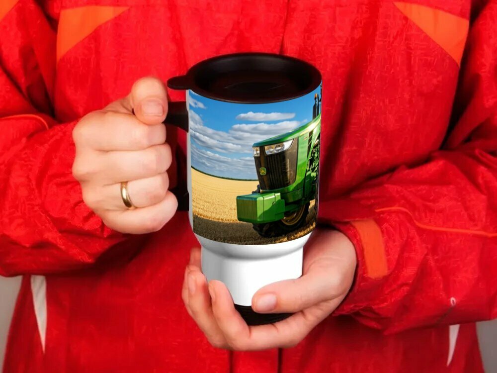Тремокружка для авто с принтом "Огромный трактор john deere, окрашенный в яркий зеленый цвет с золотыми акцентами, стоит на бескрайних полях, залитых солнечным светом. его." 0.5 л.
