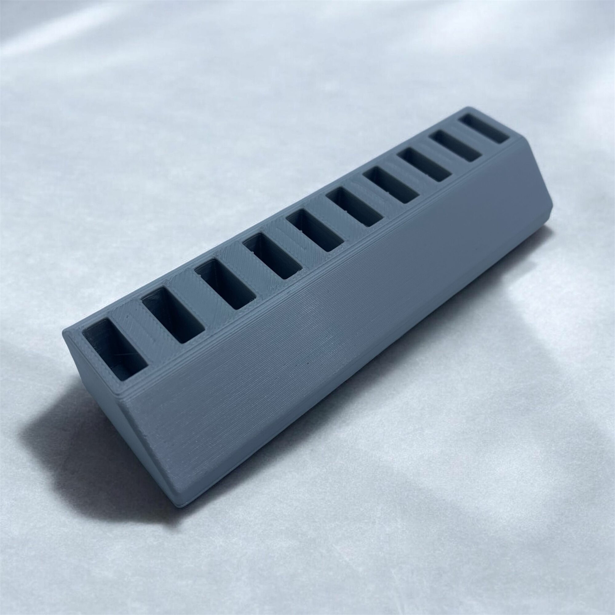 Подставка для USB флешек, флеш карт. Под 10 карт памяти. Шелковый (блестящий) пластик. Серая