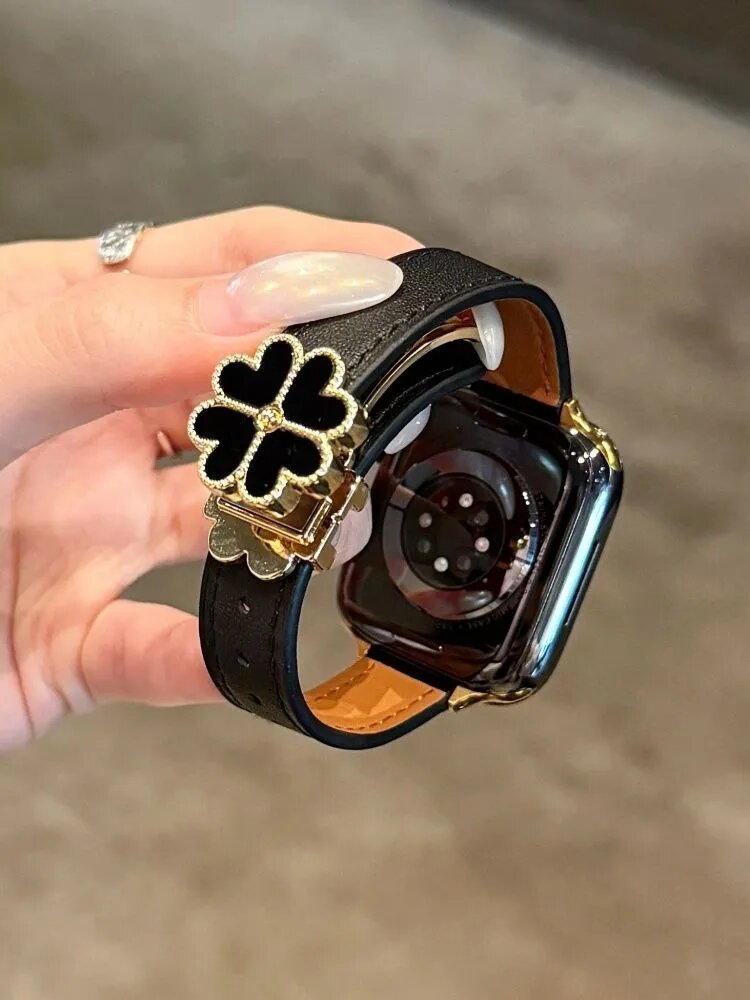 Кожаный ремешок для Apple Watch Series 10-11 46мм/ 1-9, SE, Ultra1 и 2, 3 42мм, 44мм, 45мм, 49мм/ SE 3 44мм, магнитная складная застёжка в форме четырёхлистного клевера, модный и новый