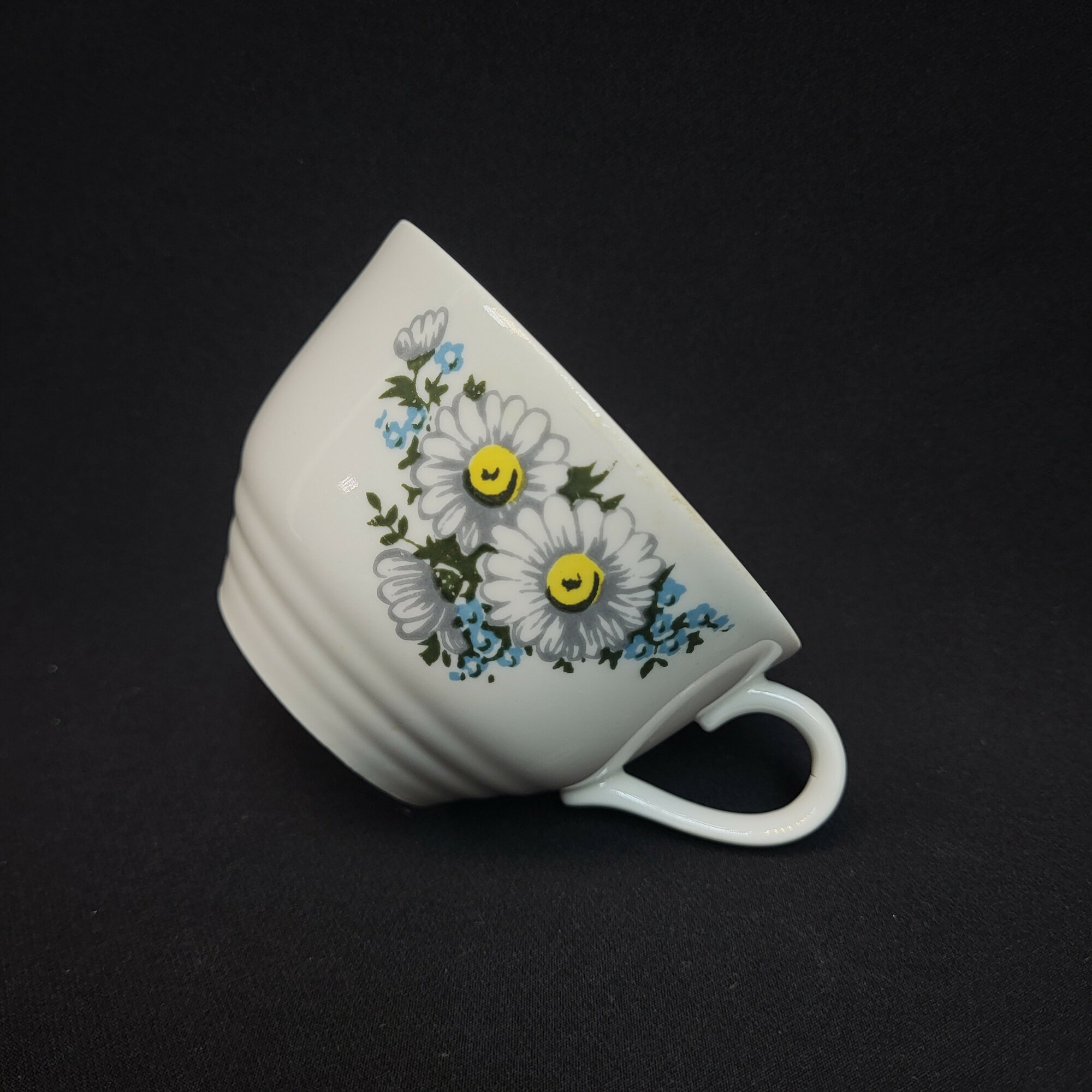 Чашка чайная винтажная, СССР. Фарфор, белая с цветочным рисунком и золотистой каймой