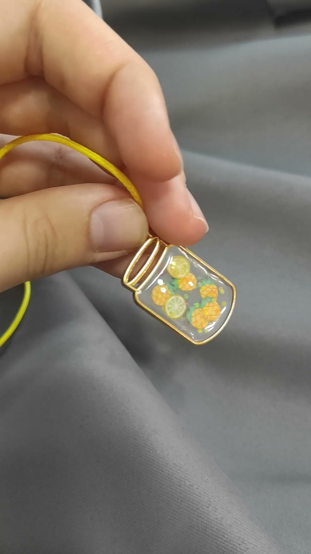Колье charms_smola, эпоксидная смола, длина 45 см, белый, желтый, оранжевый, зеленый — фото 1