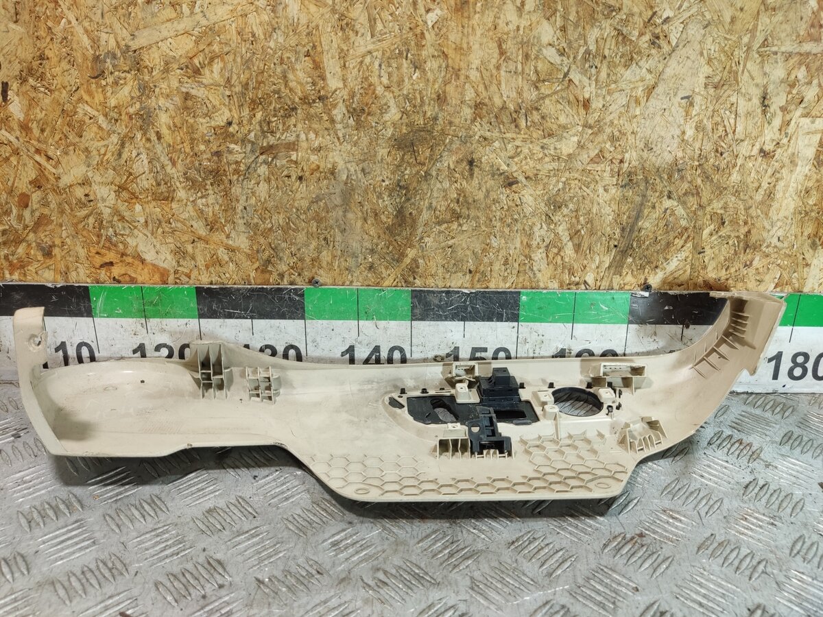 Накладка декоративная VOLKSWAGEN Touareg 2010 2018 7p6881313c