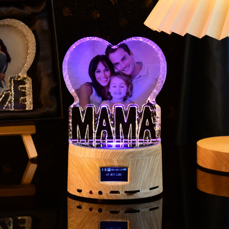 Кристаллический музыкальный бокс с гравировкой MAMA и деревянной текстурой основания