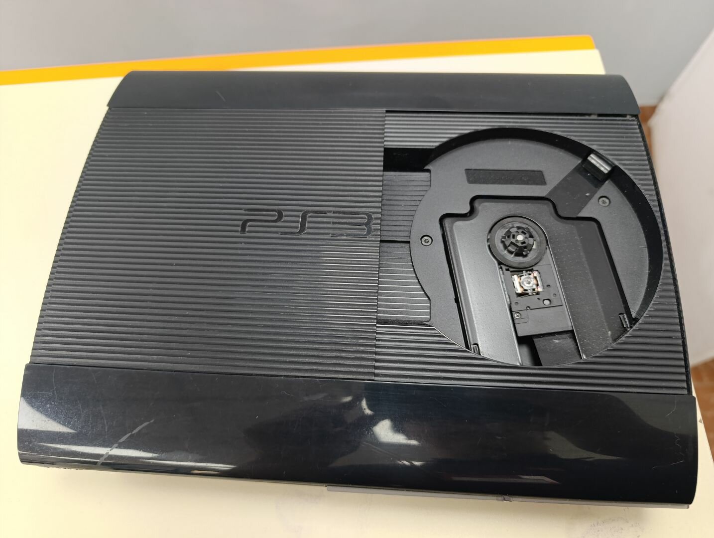 Игровая приставка Sony Playstation 3 Super Slim 500 GB с 1 джойстиком, б/у, уценка