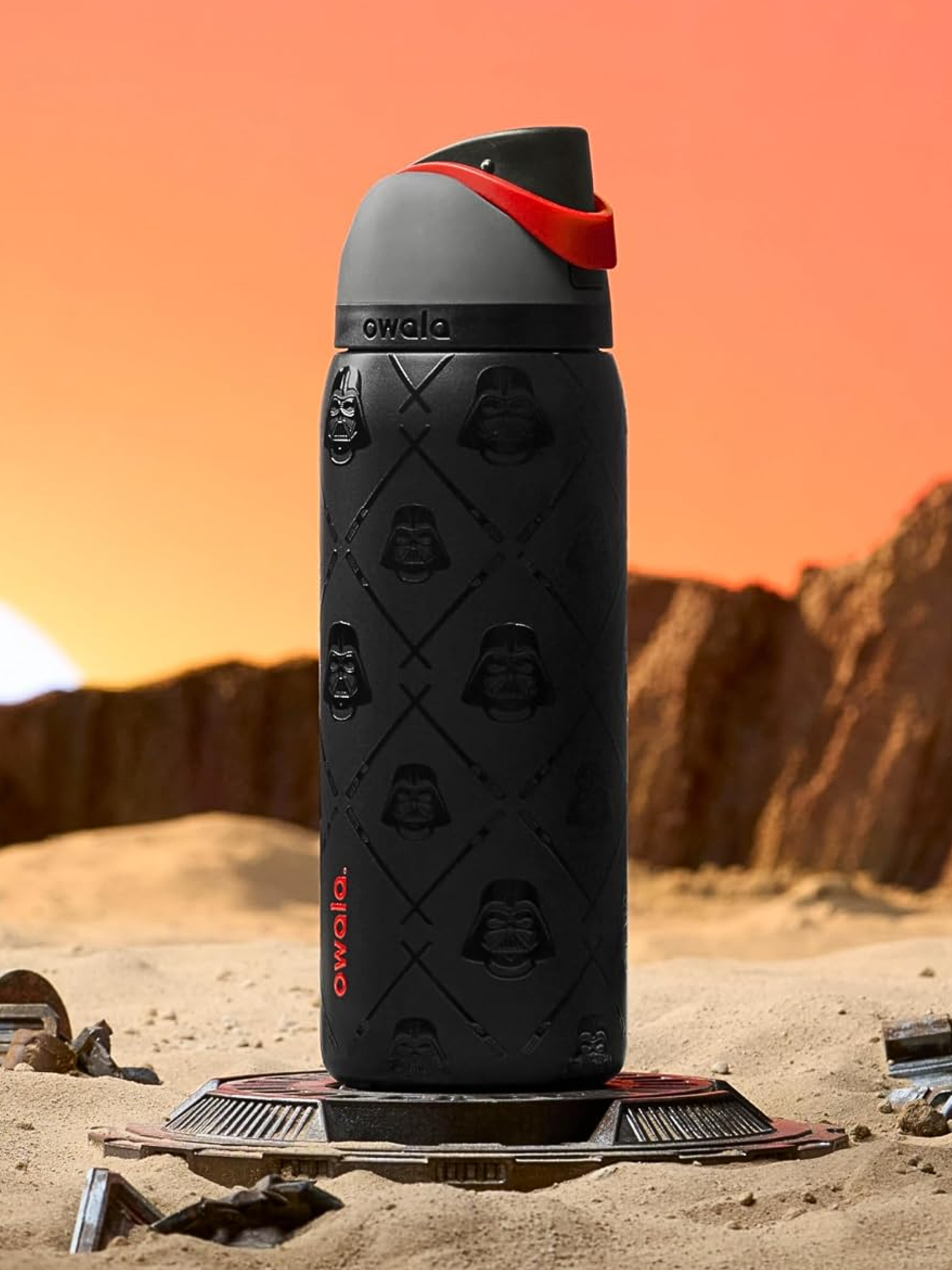 Бутылка для напитков Owala Star Wars Darth Vader FreeSip 0.95 л (32 oz), цвет чёрный с изображением Дарт Вейдера, оригинал США
