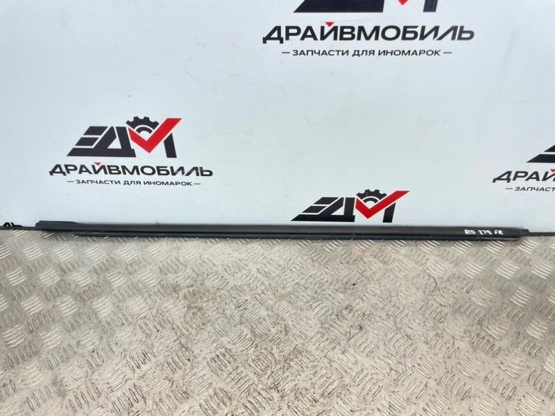Уплотнитель стекла внешний Kia Rio 2012 822204Y000 QB G4FC, передний правый (с пробегом)