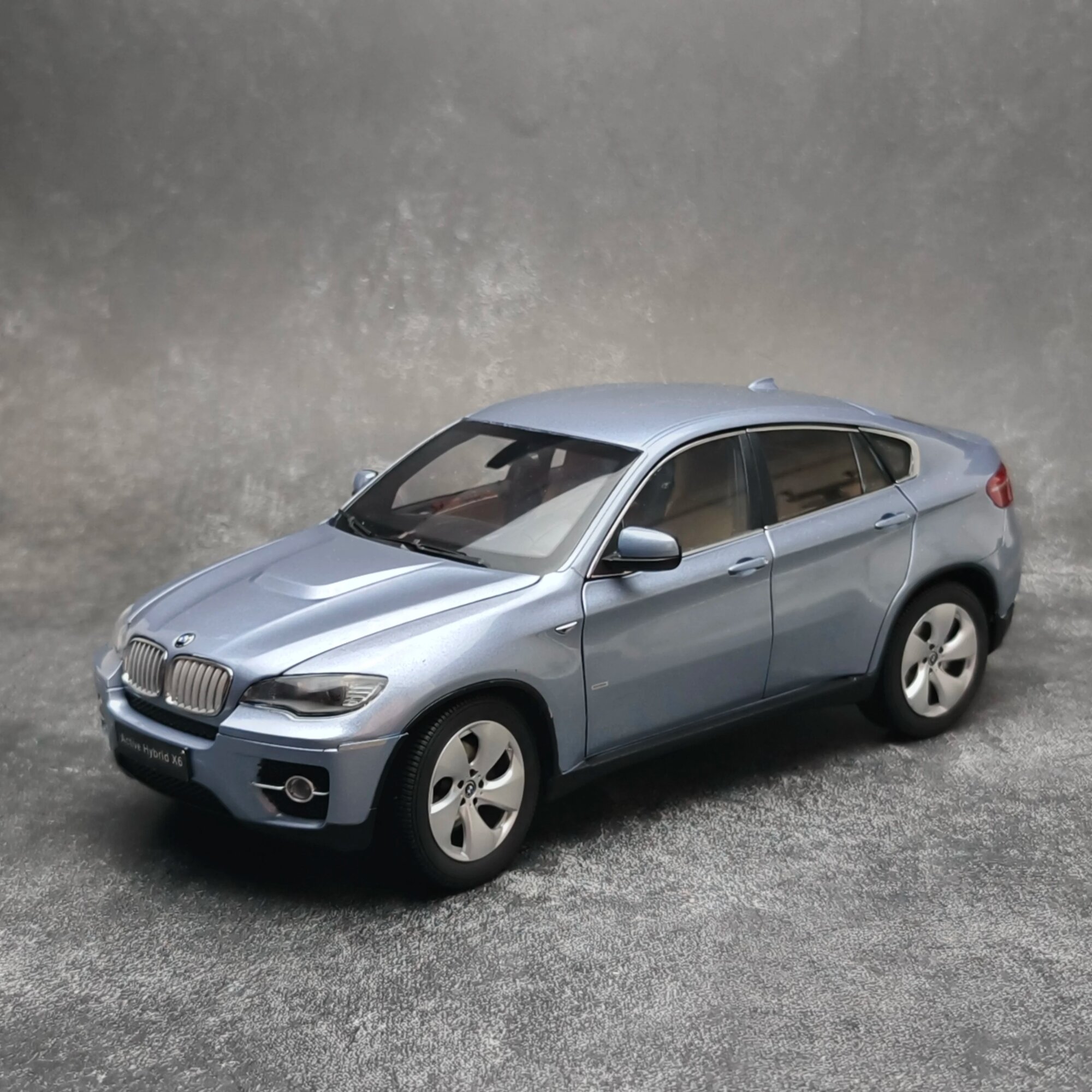 Модель автомобиля Kyosho ActiveHybrid X6 1:18 серебристого цвета