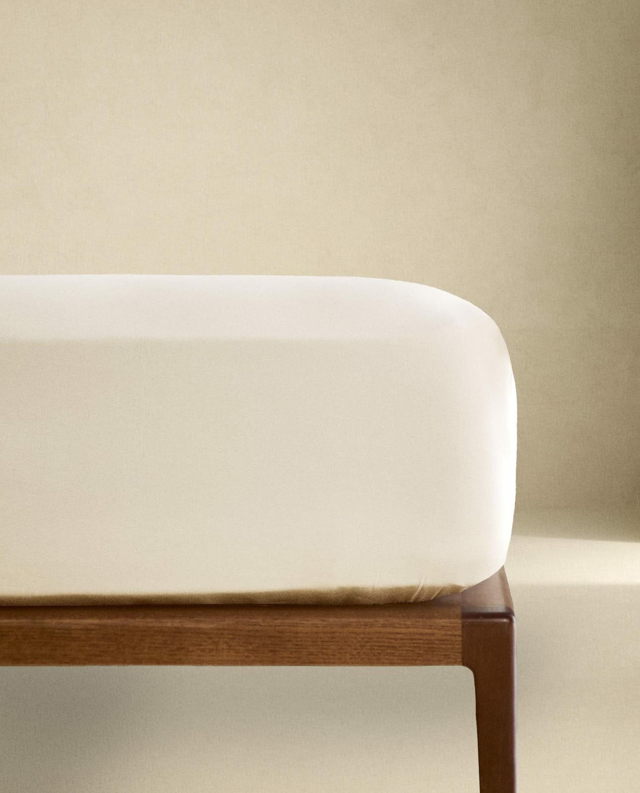 Простыня zara home сатиновая на резинке, экрю, 180x200x40 см 0136/095/712-18