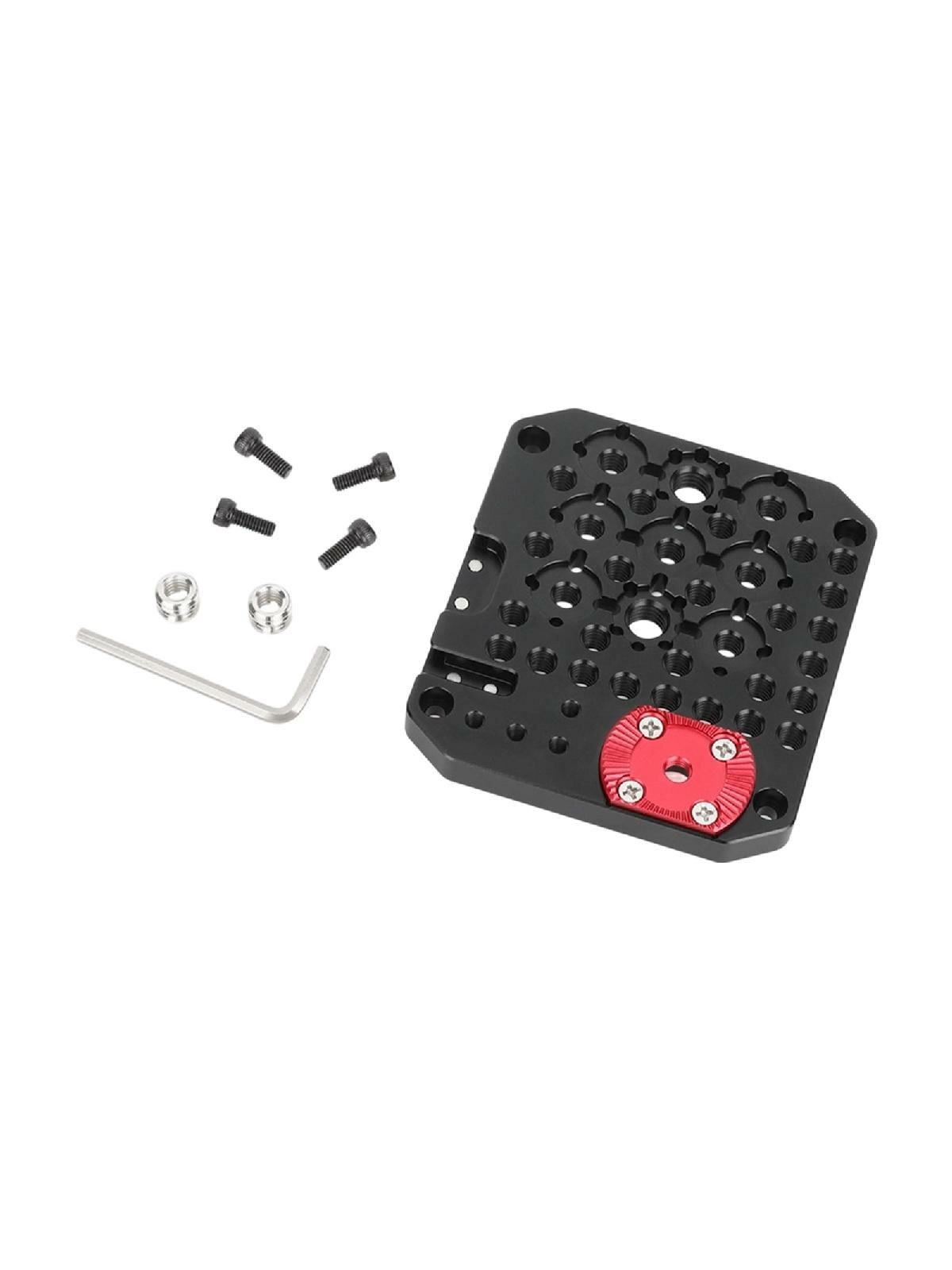 Прочная монтажная пластина с несколькими отверстиями для надежного крепления аксессуаров камеры