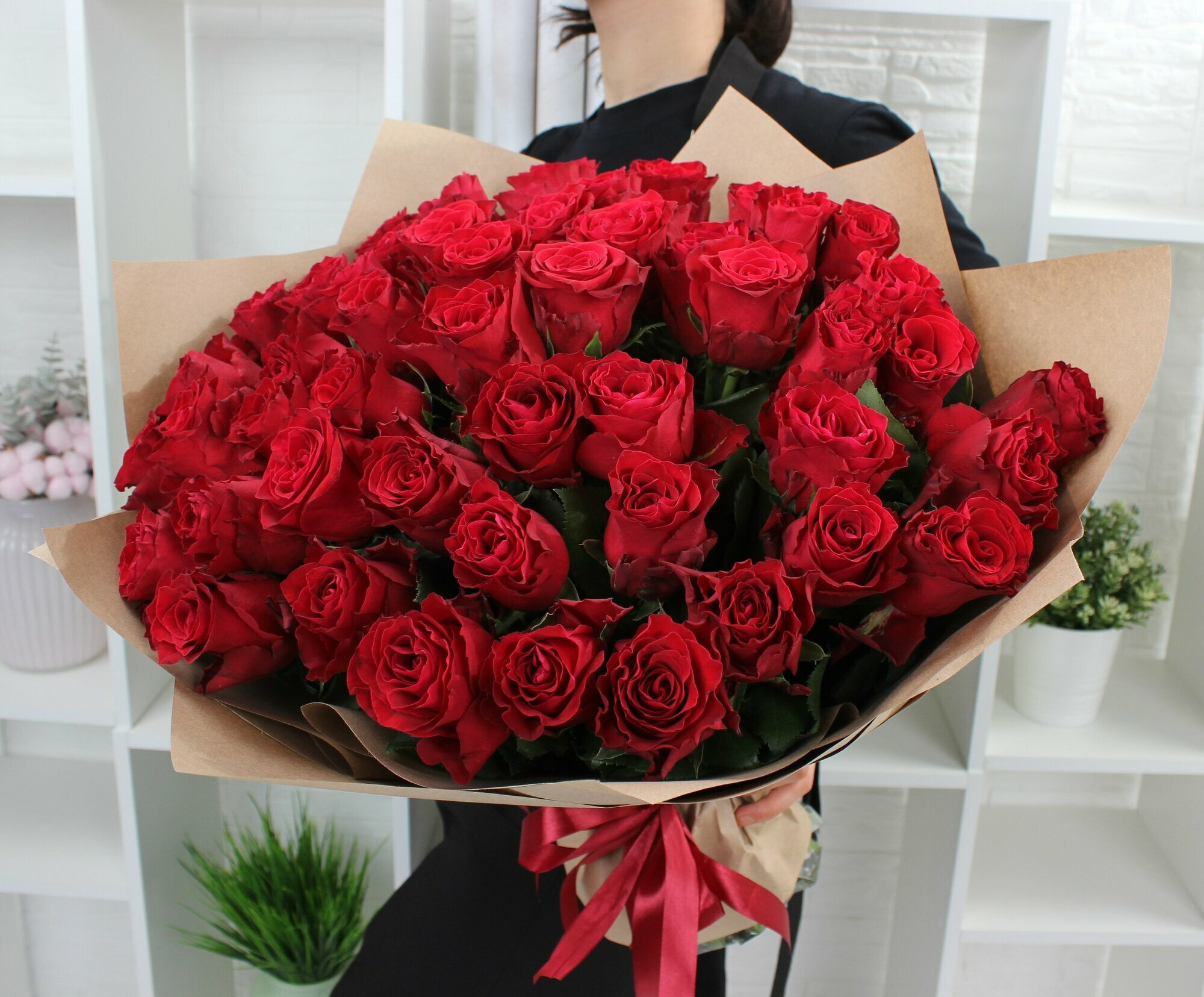 Монобукет THE FLOREAL красная роза 51 штука, высота 60 см, с бантом