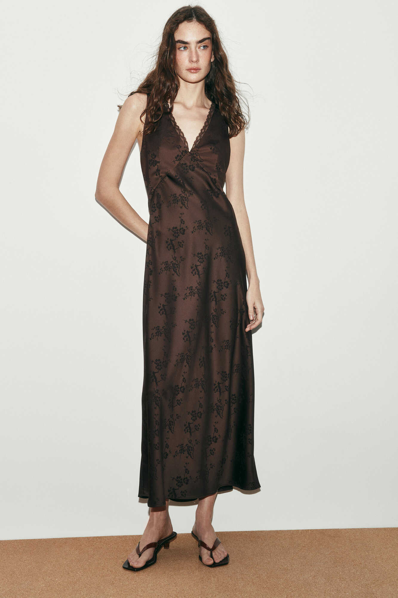 Платье макси атласное с цветочным узором