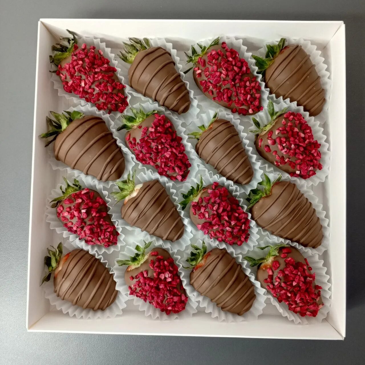 Набор "Клубника в шоколаде Flowerstorg", 16-20 ягод, молочный шоколад, с малиной