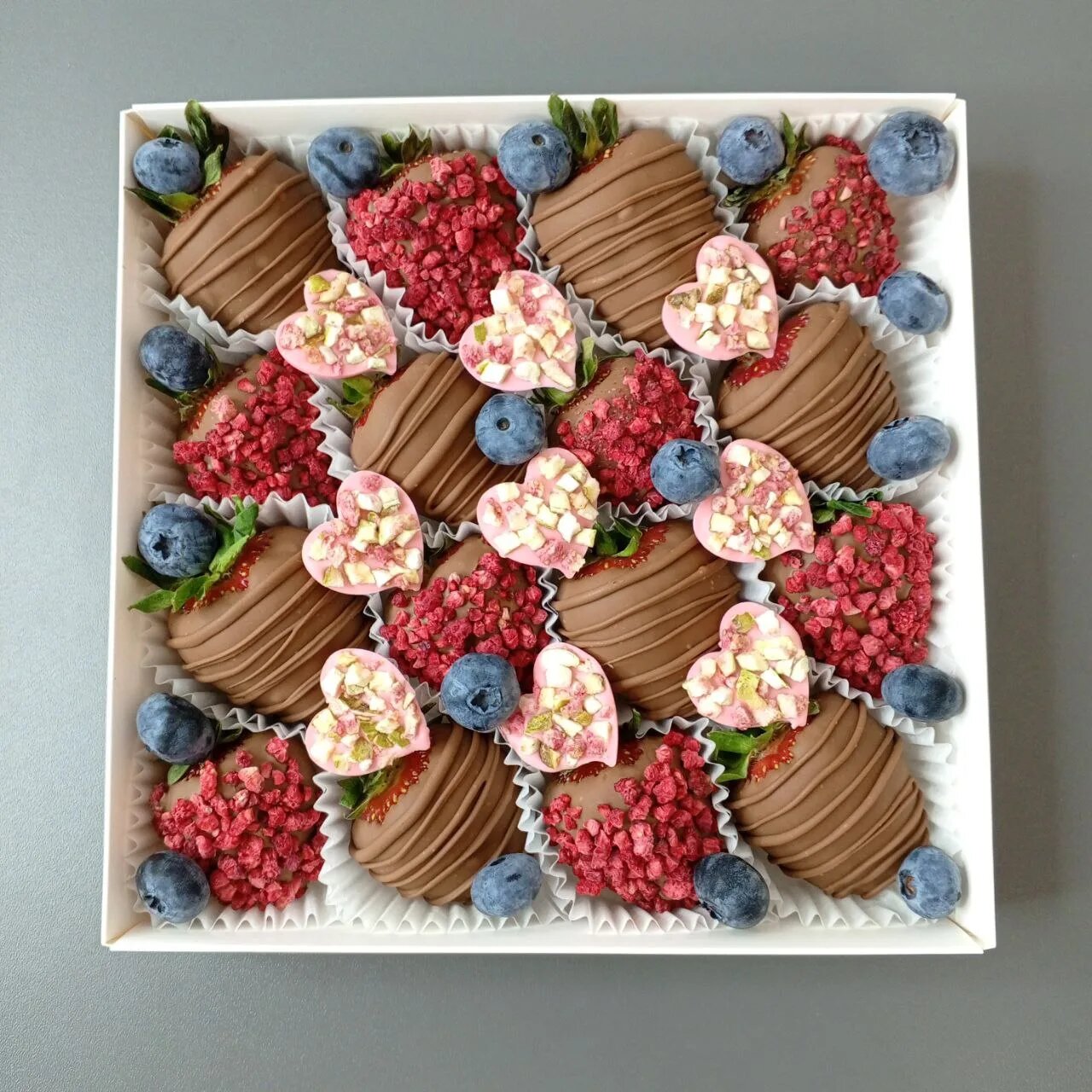 Подарочный набор "Клубника в шоколаде", 16-20 ягод, с сердечками, голубикой